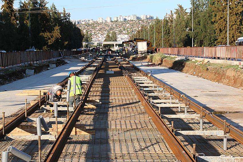 Raylı sistemde raylar döşenmeye başladı